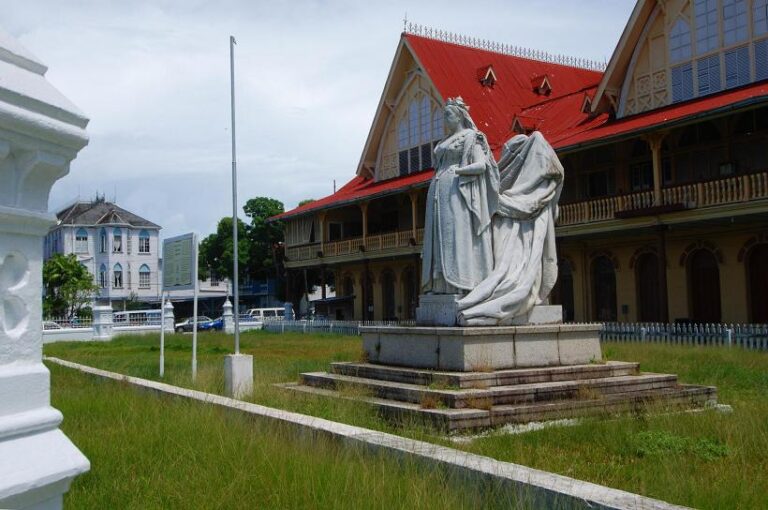 Statue of Queen Victoria in front of the Law Courts in Georgetown ...